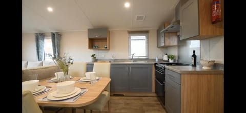 Charming 3-Bed Caravan in Colchester Mersea island | Mersea Island ...