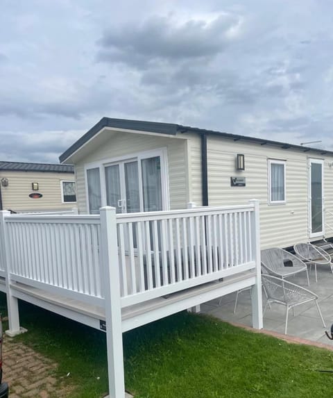 Luxury caravan - coopers beach | Mersea Island | VacationRenter