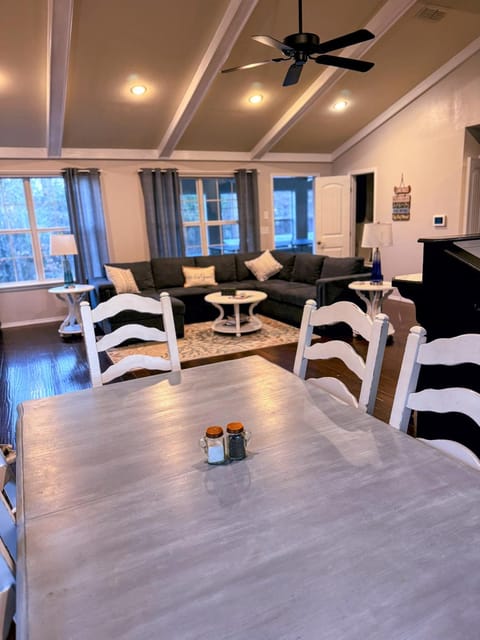 Lighthouse on Shoreline, walk to Lake Texoma 1700sq 2 bedroom 2 bath ...