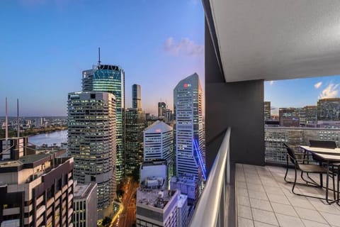 Breathtaking! 2Bed/2Bath/1Car/Pool ~ CBD | Kangaroo Point | VacationRenter