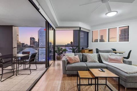 Breathtaking! 2Bed/2Bath/1Car/Pool ~ CBD | Kangaroo Point | VacationRenter