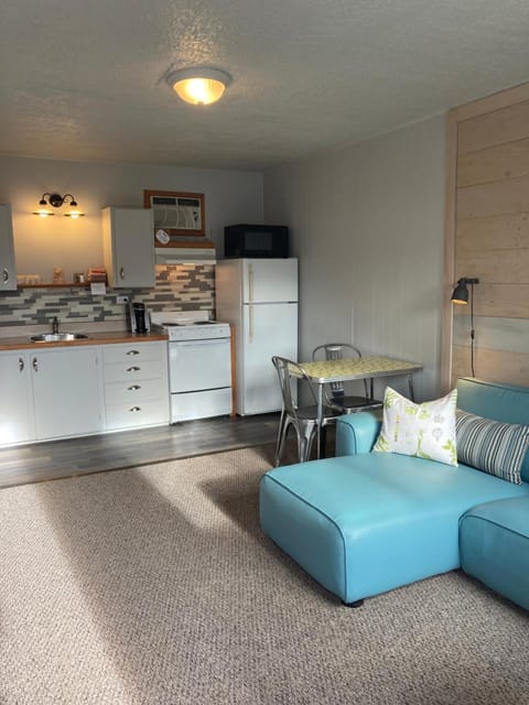 Pinewood Inn | Golden | VacationRenter