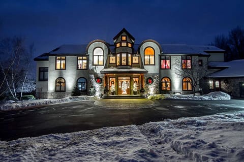 Elegant Suite for Couples near Lake Wisconsin in Baraboo, Wisconsin ...