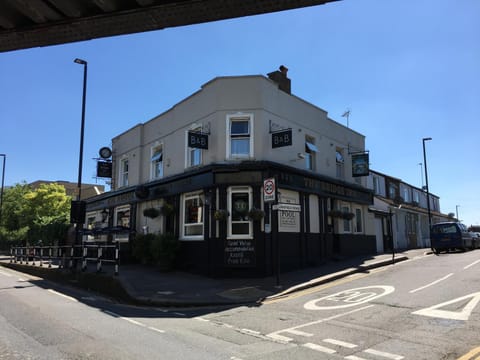 The Bridge Inn | Isleworth | VacationRenter