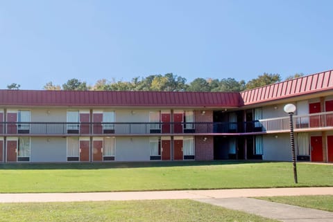 Days Inn by Wyndham Forsyth | Forsyth, GA | VacationRenter