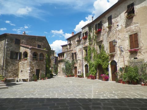 Castel diVino - Piazza del Castello | Montemerano | VacationRenter