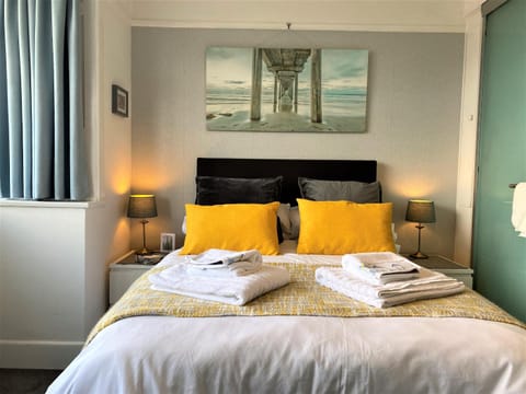 Cliftonville, en-suite room, fridge microwave TV, great value homestay ...