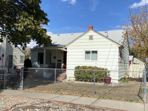 The Chick Inn | Baker City, OR | VacationRenter