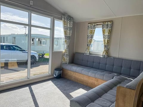 Lovely 8 Berth Caravan For Hire At Barmston Beach Holiday Park Ref ...
