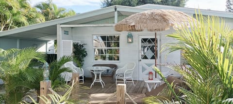 Coastal Cottage, 3/4 mi to Vanderbilt Beach & Delnore Wiggins, Two ...