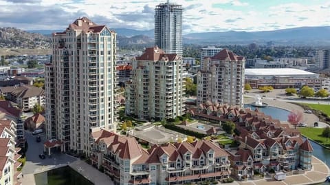 Kelowna’s Discovery Bay Resort Spacious Downtown Kelowna Condo with a ...