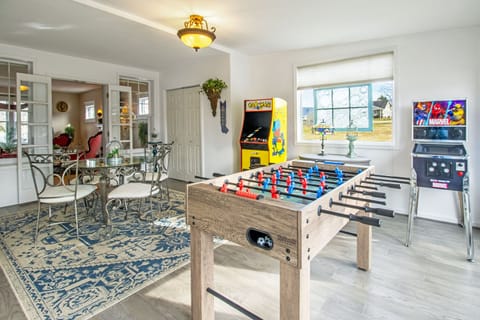 Discount avail! Hot tub, firepit, grill & game room—patio fun ...