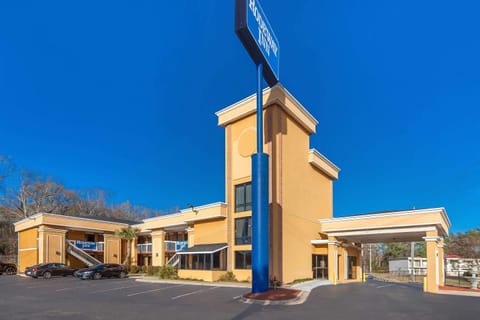 Rodeway Inn | Lumberton, NC | VacationRenter