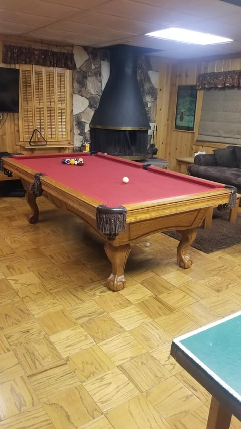 Fall special ! Fun Cabin, Ping Pong, Pool Table, HotTub, Forest Open ...