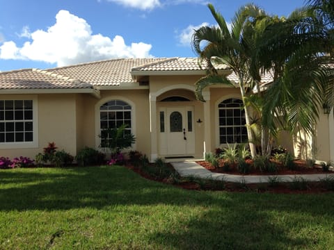 Sunny South Florida - Walk to WEF & Global Dressage - WiFi included ...