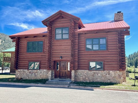 101 Red River Lodge Log Cabin on the River! WiFi, | Red River ...