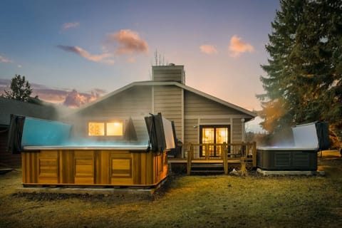 SPACIOUS 3,000 sq2 Luxury Home | PRIVATE Pool & Hot Tub | STEPS to ...