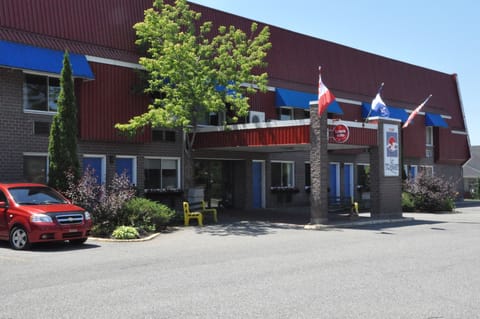Motel Le Transit | Mont-Saint-Hilaire | VacationRenter
