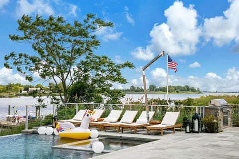 Waterfront, infinity edge pool and 3 miles to the beach! | Middletown ...