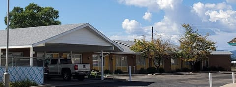 Robin Hood Motel | Raton | VacationRenter