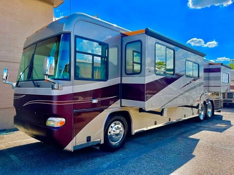 Comfort and class, home away from home! 2004 Country Coach Allure ...