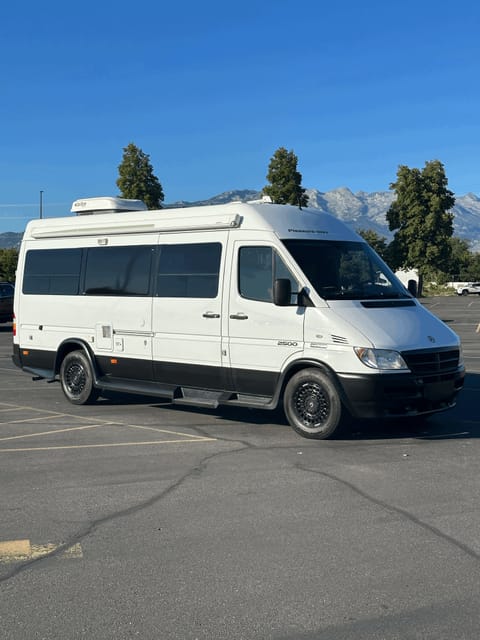 Perfect for 2 - 22 MPG Diesel - Kitchen, Bed, Bathroom - Sprinter RV ...