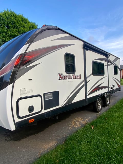 24FT Bunkhouse with Private Queen, Family Camper - Half Ton Towable ...