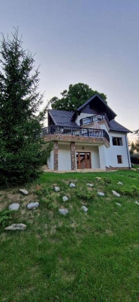 Cozy chalet with a view of the Bucegi Mountains, close to Bran Castle ...