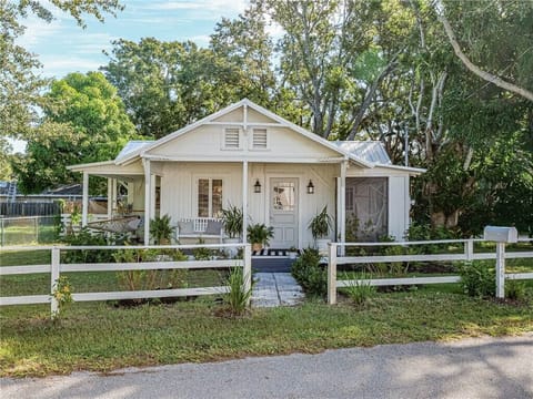 Vintage Beach Cottage with Cozy Vibes and cute Separate Casita. Pet ...