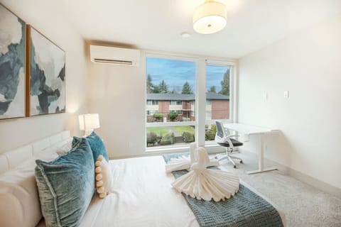 Chic 2b2b TH with Stunning Mount Rainier View! | Fremont | VacationRenter