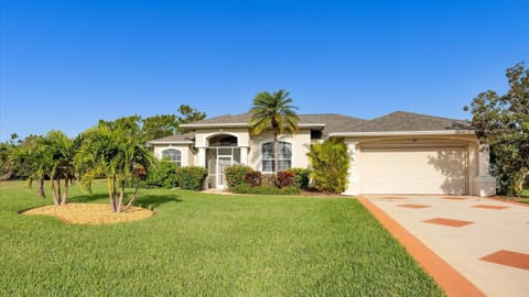 Tranquil Breezes - Luxurious Rotonda pool home overlooking the park and ...