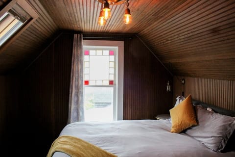 Attic Queen With Clawfoot Tub at Shelburne Hotel, Peaceful Seaview ...