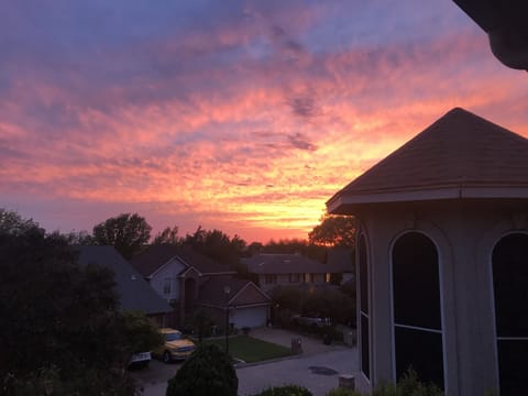 Sunset Hill Haven: Relaxing balcony & Backyard, short walk to Rockwall ...