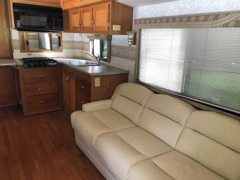 Private 1-bedroom RV with full hookups and direct bus to NYC Manhattan ...
