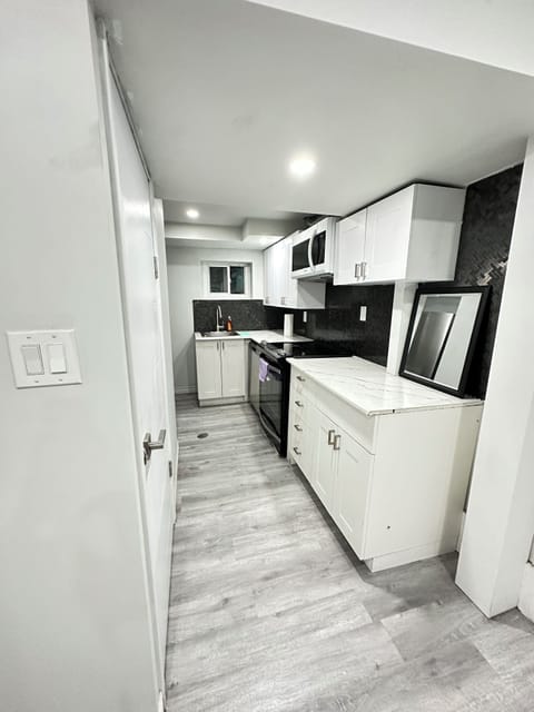 Entire 2 Bedroom lower Unit, Kitchen+Wi-Fi+Laundry+Parking+Ventilated ...