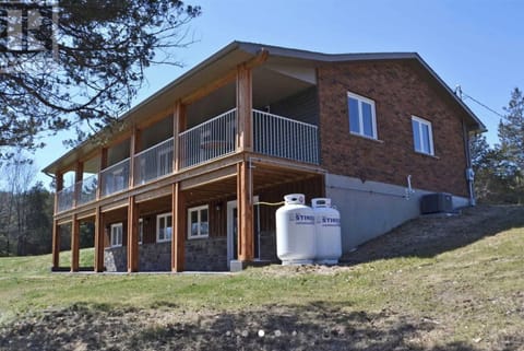 Cozy Bungalow Nestled atop North Shore Hay Bay, Napanee | Greater ...