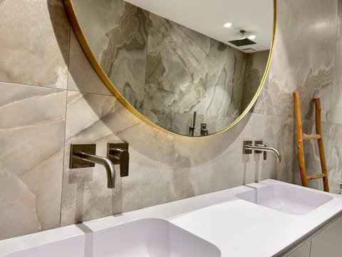 Spacious villa with infinity pool facing Saint-Tropez | Sainte-Maxime ...