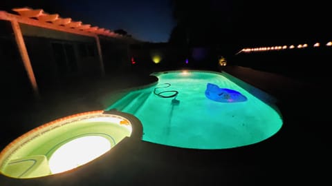 Lovely apartment with pool and Jacuzzi and a view of 6 flags in Santa ...