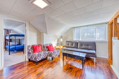 Welcoming dog-friendly retreat near beach, parks, and Lake Lytle ...