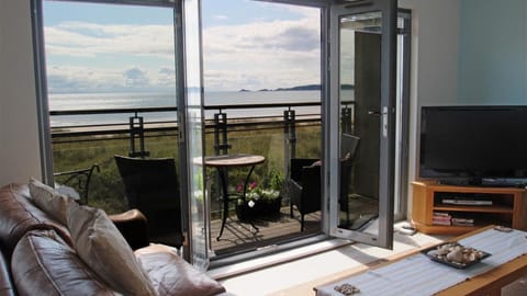 Fisherman's Way - Two Bedroom Apartment, Sleeps 6 | Swansea ...