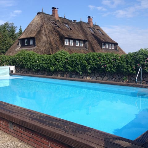 Beautiful apartment under thatch with tidal flat view Outdoor pool ...