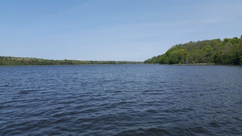 Cadre extérieur reculé sur la superficie du lac Hamlin-bain à remous ...