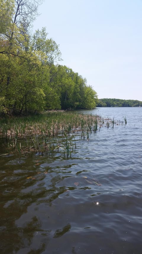 Cadre extérieur reculé sur la superficie du lac Hamlin-bain à remous ...