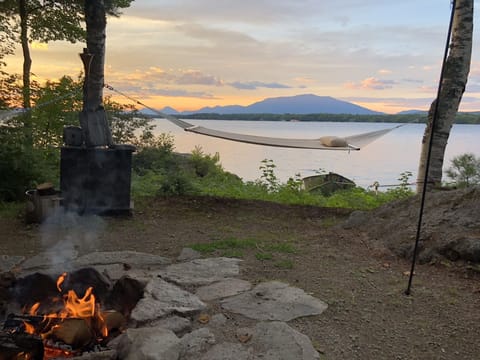 Cabina en el lago Ambajejus con hermosas vistas del monte. Katahdi ...