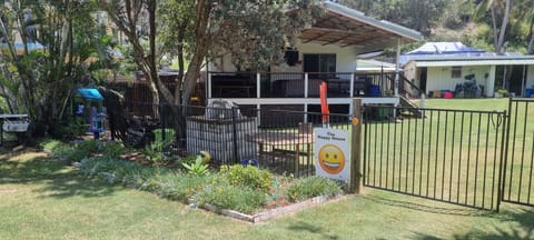 The Happy House @ Happy Valley. 100m walk to the beach 😃 Sleeps 8A and ...