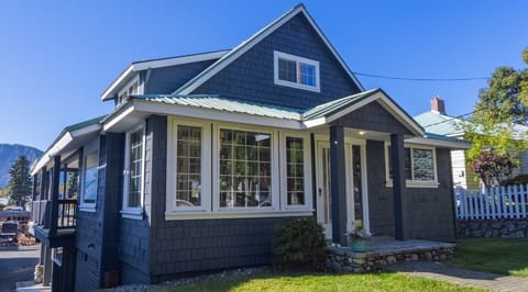 Cle Elum Bungalow - Walk to Town!! | Cle Elum | VacationRenter