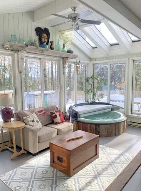 Casa recientemente renovada con jacuzzi interior | Jay, VT | VacationRenter