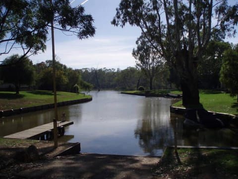 Affordable Bundalong Waterfront, Boat Access, Skiing, Fishing, Relaxing ...