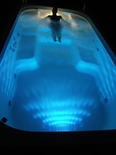 Ensuite Spa Bath\/Massage Spa Shower, Heated Spa Pool, Sauna, Foxtel ...