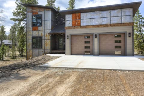 Modern Rustic Secluded Cabin on Paved Roads w\/ Hot Tub and Clubhouse w ...